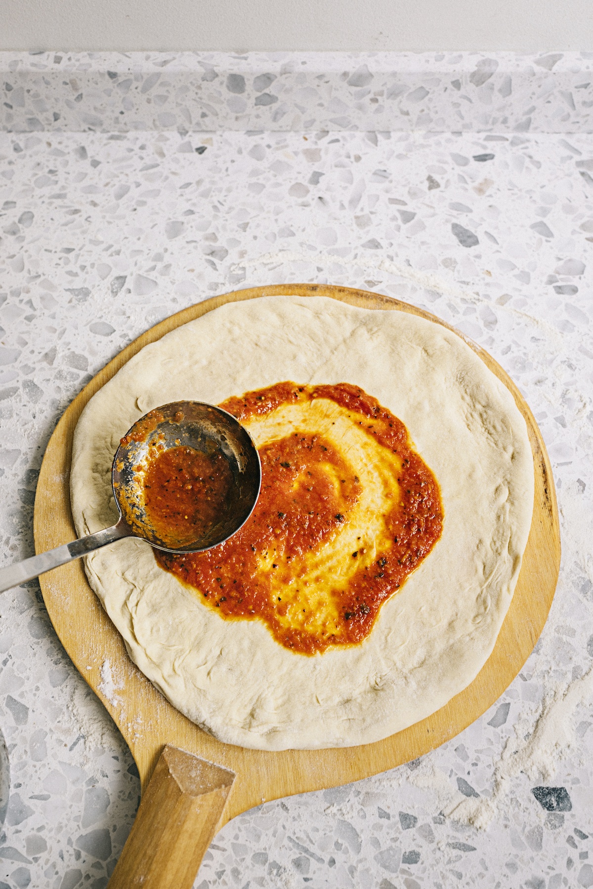 Jonas Crambys perfekta New York-pizza – så gör du den hemma | Cafe.se