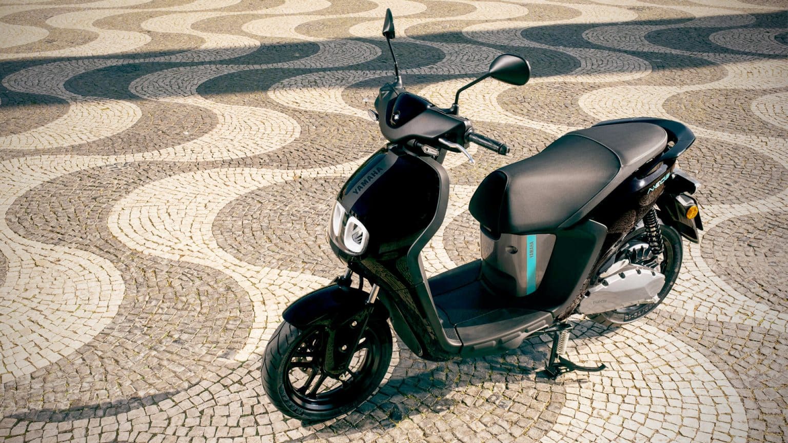 Klassiska moppen har blivit elmoppe – så bra är nya Yamaha Neos | Cafe.se