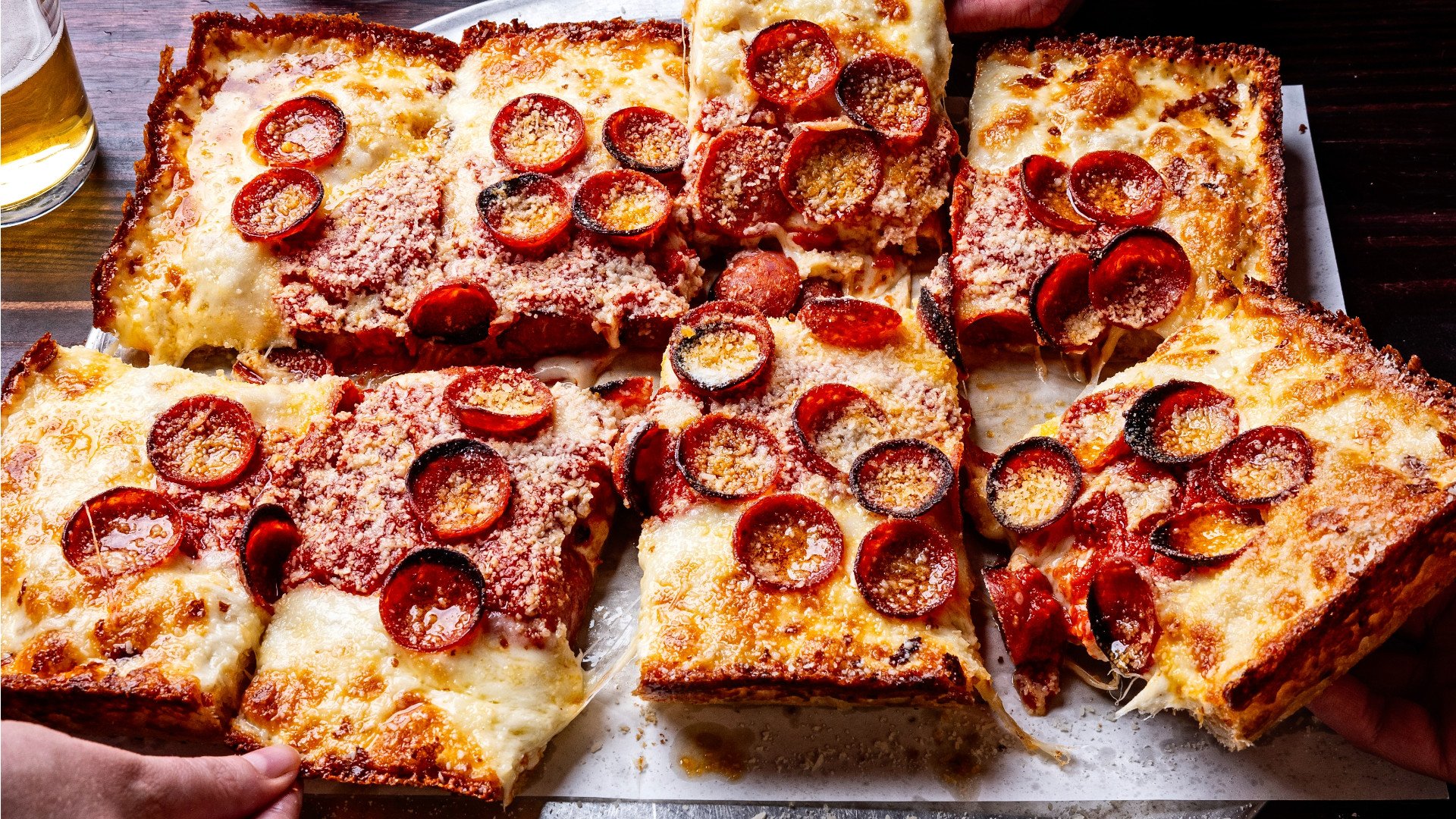 Formen som gör att du lyckas med Detroit-pizza hemma | Cafe.se