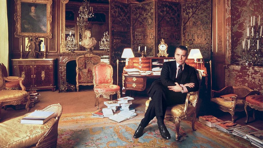 Kika in i modeskaparen Karl Lagerfelds glamourösa hem | Cafe.se