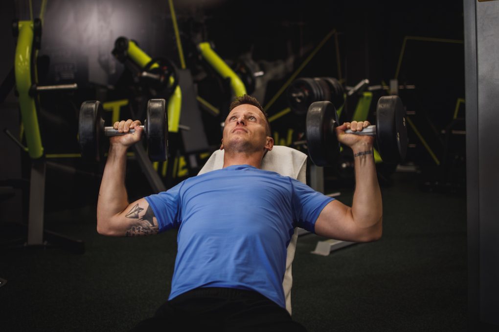Fria vikter vs. maskiner på gym – experten reder ut | Cafe.se